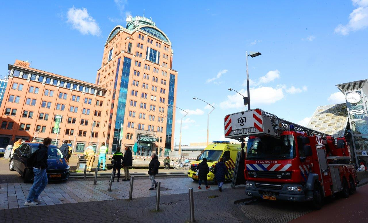 Glazenwassers op grote hoogte zitten ruim twee uur vast bij van ... Glazenwassers op grote hoogte zitten ruim twee uur vast bij van ...