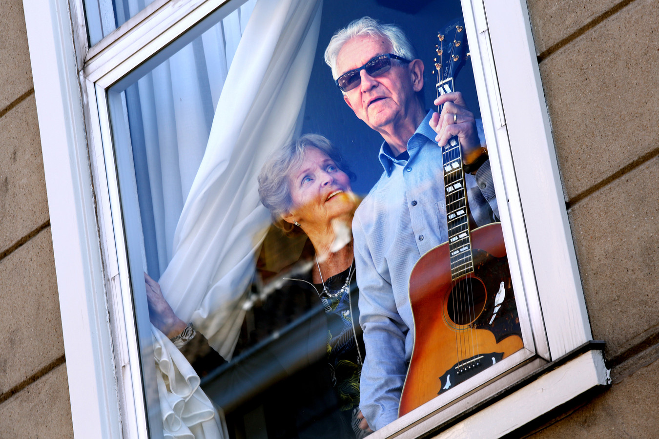Cees is blind en staat constant 'tegen de muur geplakt’ om anderhalve ...