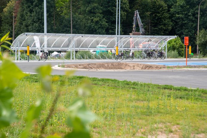Nieuwe carpoolparking voor 161 wagens, 12 vrachtwagens en fietsen aan ...