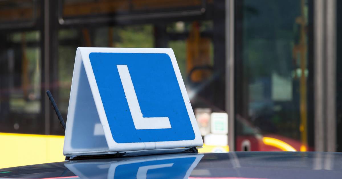 Jongen (17) rijdt met 154 kilometer per uur in lesauto over A2 ...