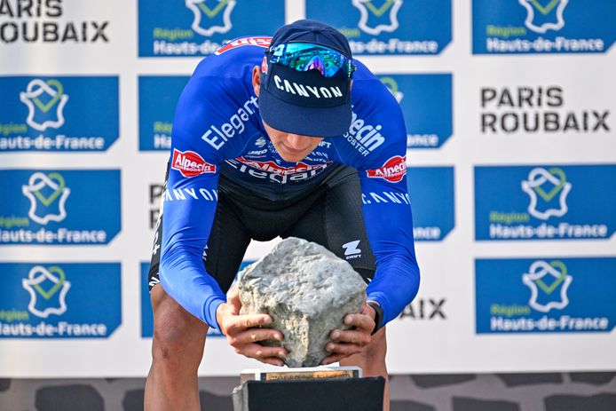 “Dit is mijn beste klassieke voorjaar ooit”: Mathieu van der Poel glundert na beresterke solo in ...