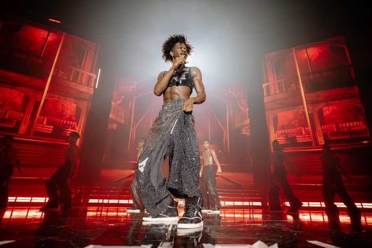 Lil Nas’ levert live aangrijpende kitsch: een wereld in homo-erotisch ...