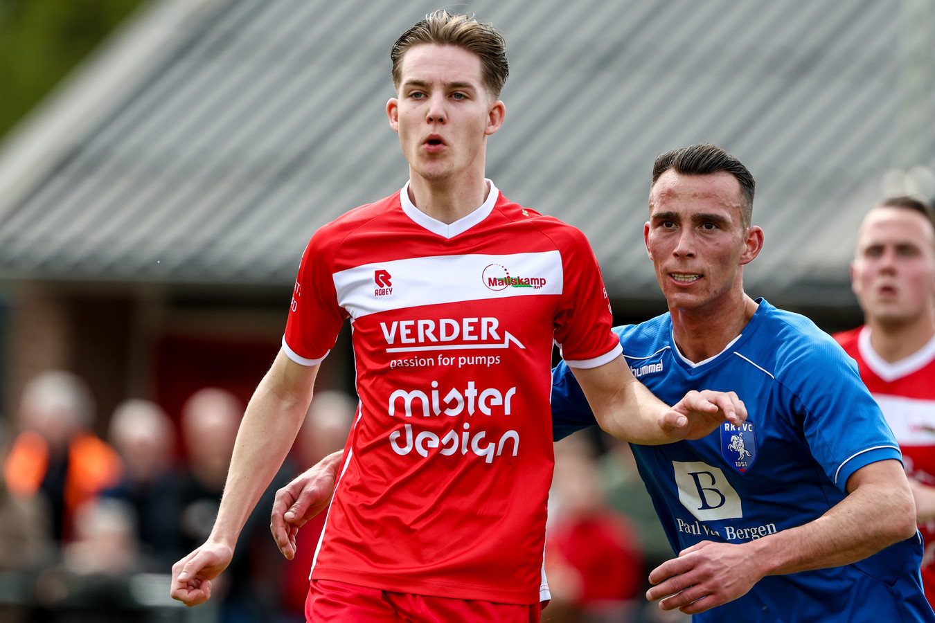 Topper in het amateurvoetbal wordt ontsierd door vuurwerk op het veld ...