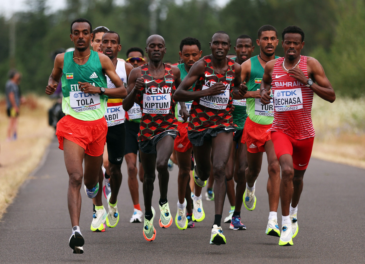 Debuterende marathonloper Kelvin Kiptum rent in Valencia vierde tijd ...
