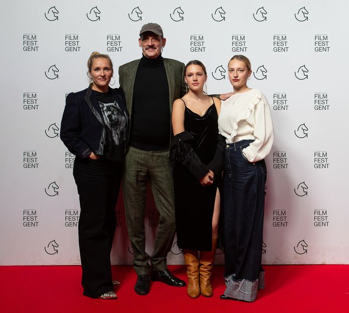 Rode loper rolt uit voor eerste afleveringen van ‘1985', de VRT-serie ...