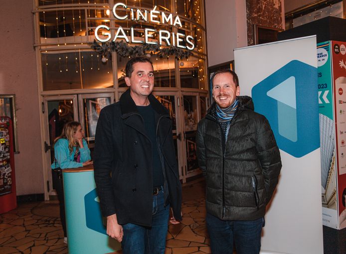 IN BEELD. Tom Waes poseert met enkele Romeinse soldaten op de première ...