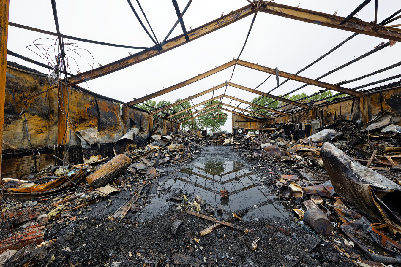 Zijn bedrijfsloods werd in de as gelegd, maar de zaken lopen inmiddels ...