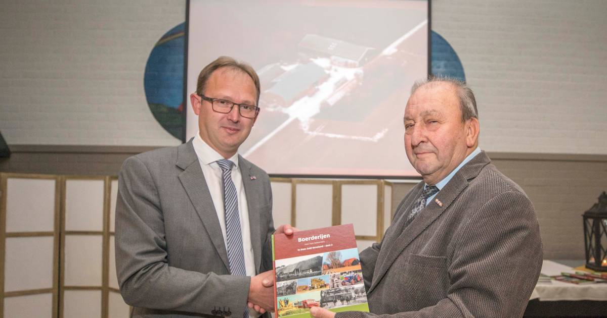 Eerste exemplaar boerderijenboek van Rinus Sinke is voor 'buurjongen ...