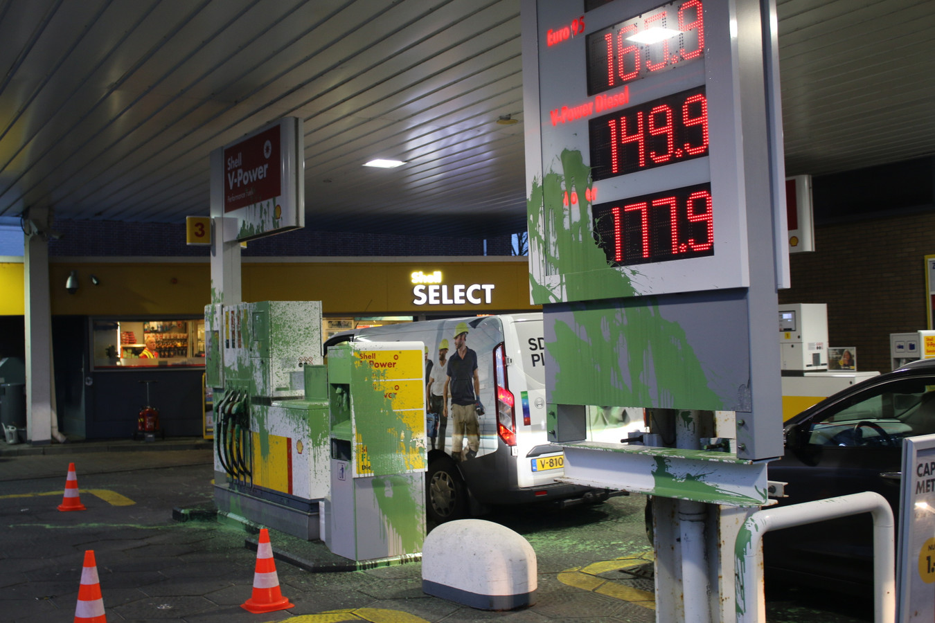 Pompstation van Shell aan de Sportlaan besmeurd met verf | Foto | AD.nl