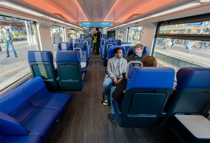 Nieuwste NS-trein kan 200 per uur en rijdt vandaag voor het eerst ...