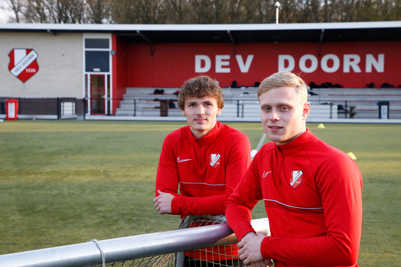 Titel DEV binnen handbereik, vleugelflitsers De Vries en Vettorato ...