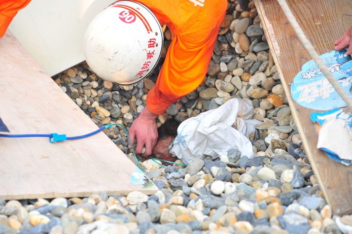 Vrouw levend begraven onder grind | Bizar | AD.nl