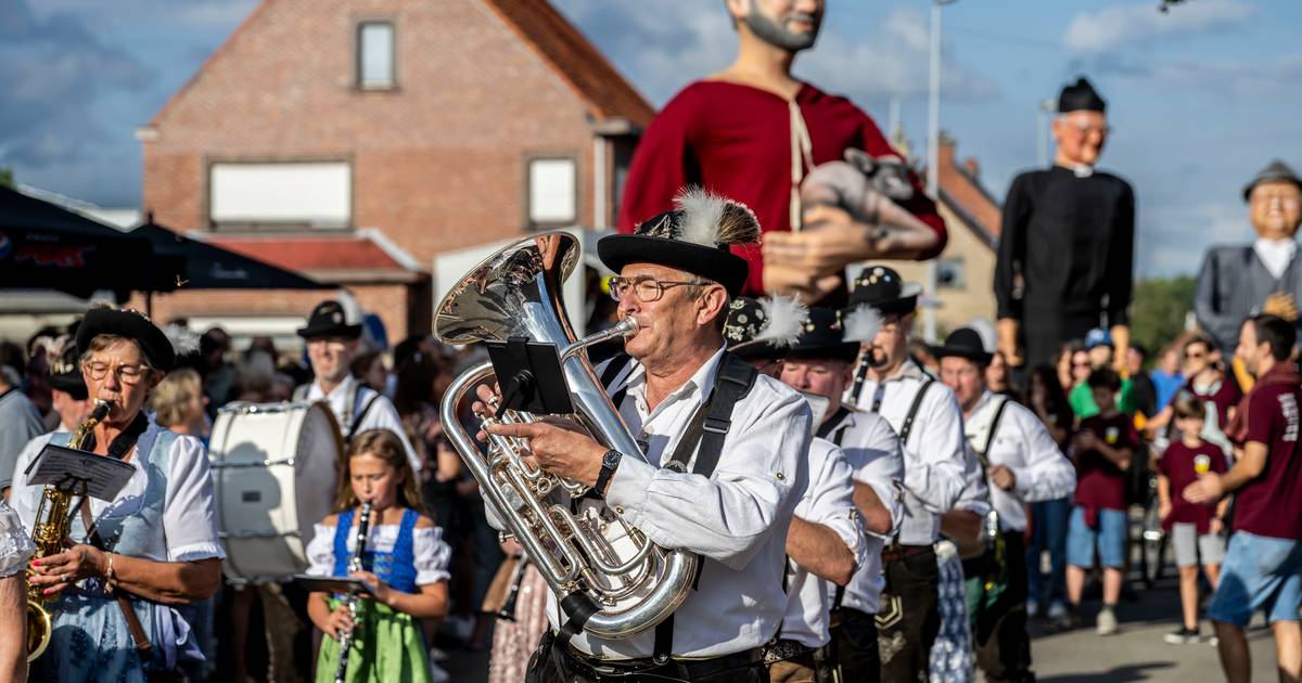 IN BEELD. Reuzen tonen zich tijdens Proche Kermis | Dendermonde | hln.be