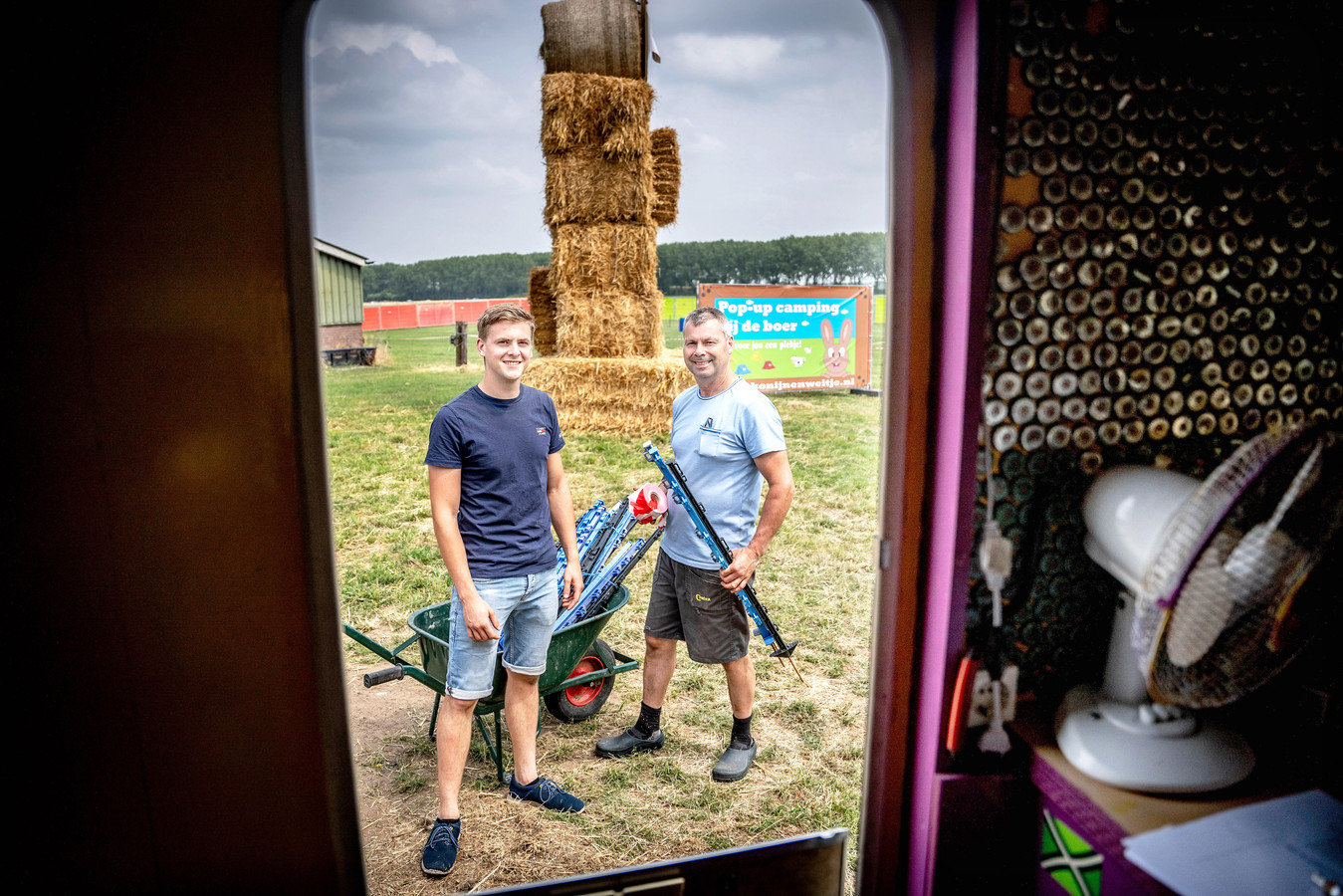 Boer Herbert en zoon Koen (21) zijn voor één weekend campingbaas rond ...