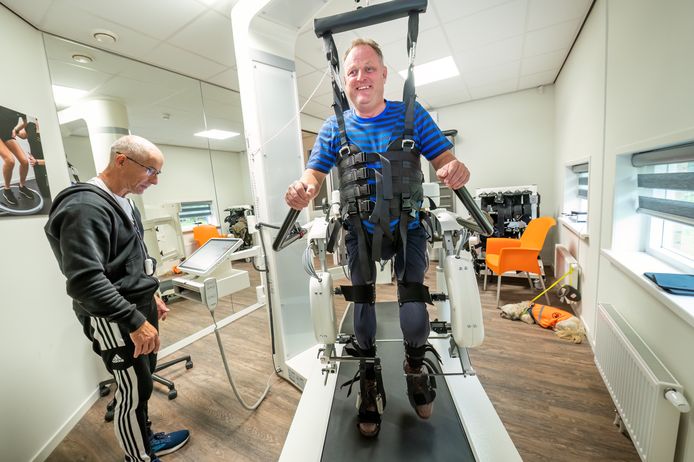 Koen kan al twaalf jaar niet meer lopen, maar deze robot laat hem ...