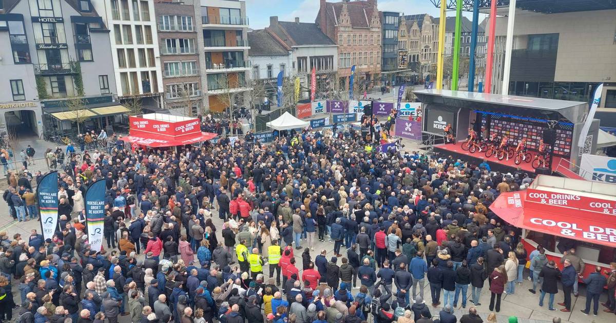 IN BEELD. Volkstoeloop voor start Dwars door Vlaanderen in wielerstad ...