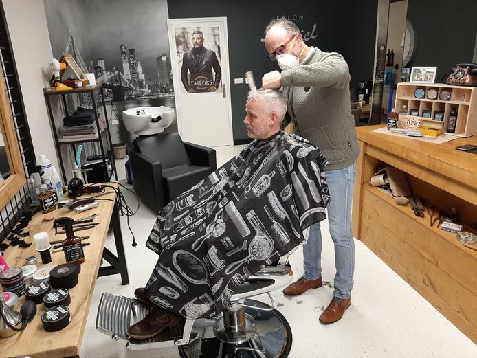 Kapper in Nijverdal gewoon aan het werk: ‘Blijf open tot overheid me ...
