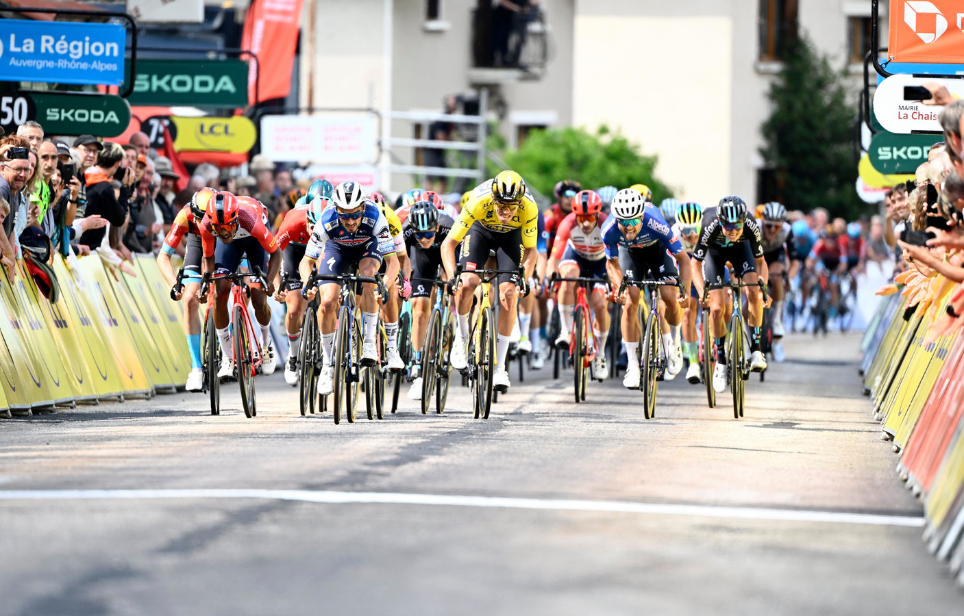 Alaphilippe triomfeert in Dauphiné, Kruijswijk loopt bekkenbreuk op en ...