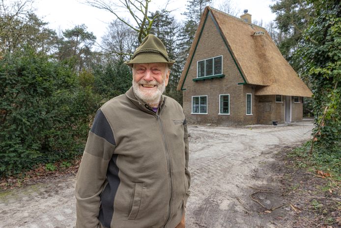 Wim (84) is twee jaar na de brand terug op zijn geliefde begraafplaats ...