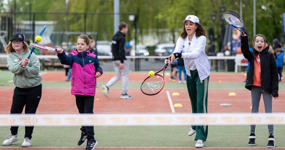 TikTokkers Imea en Timon laten kinderen proeven van tennis | Lebbeke ...