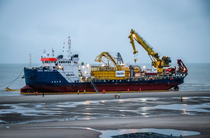 IN BEELD. Schip strandt voor kust van Bredene, maar dat blijkt de ...
