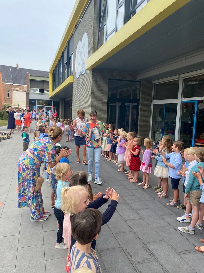 Basisschool De Verrekijker neemt feestelijk afscheid van kleuterjuffen ...