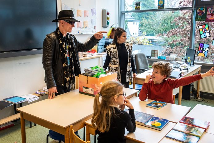 Paul van Loon deelt anti-pestprijs uit aan Bredase basisschool; ‘Al ...
