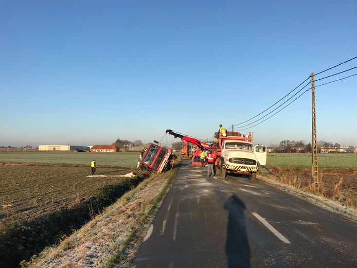 Strooiwagen slipt zelf door gladheid en belandt in sloot | Poperinge | hln.be