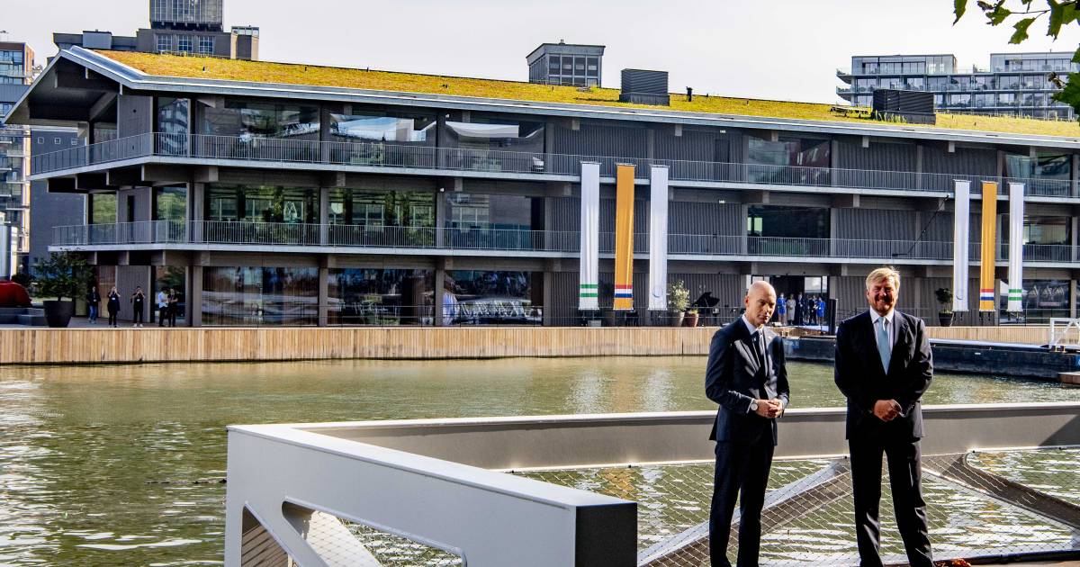 Koning komt aan in Rotterdam om grootste drijvende kantoor ter wereld ...