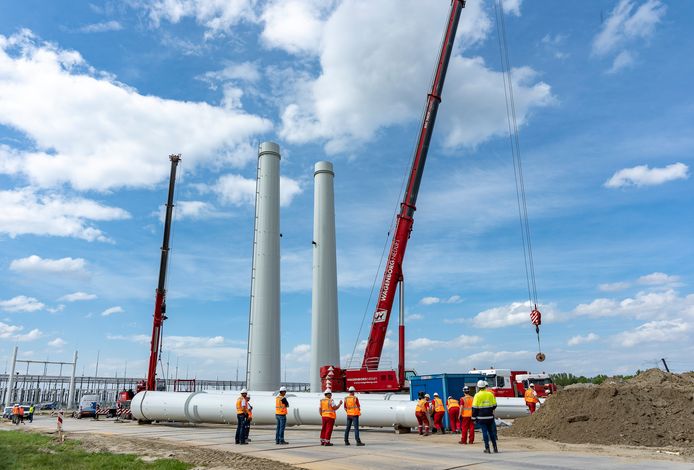 Mijlpaal voor 380kV-lijn Borssele-Rilland: de eerste hoogspanningsmast is af | Bevelanden | pzc.nl