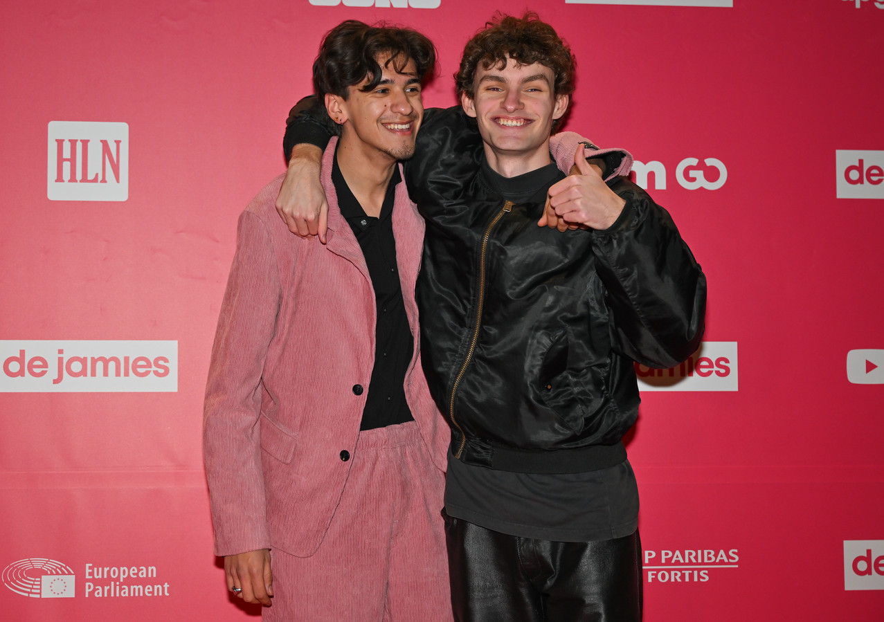 IN BEELD. Riadh Bahri op hakken op rode loper van De Jamies, Anastasya ...