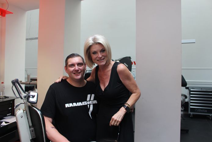 Na haatreacties op sociale media laten enkele fans een I Love Joyce ...