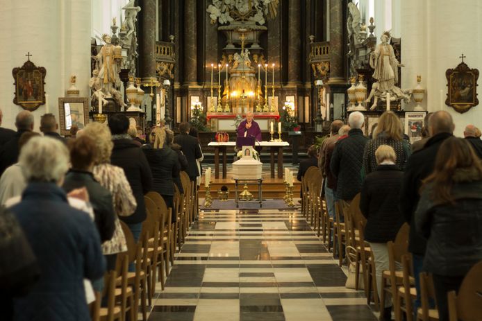 Familie en vrienden nemen afscheid van Nancy Adriaens (45) | Regio | hln.be