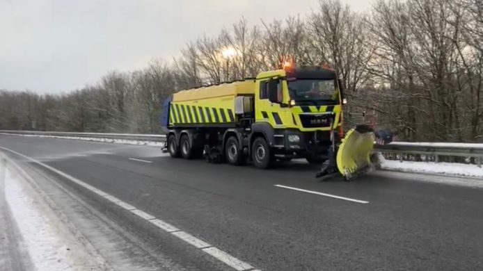 Vrachtwagen ramt vangrail op verbindingsweg van de A58 bij Tilburg, herstelwerkzaamheden ...