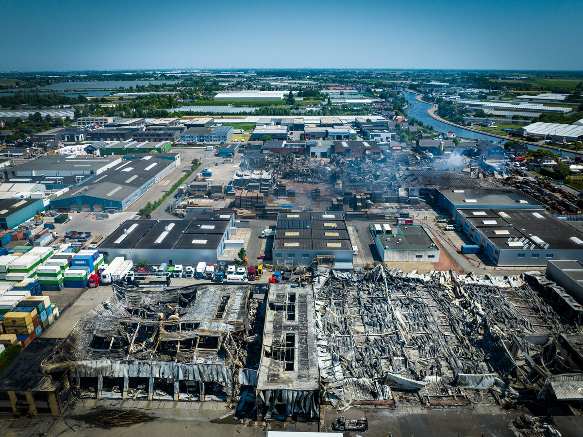 Tachtig bedrijven getroffen door brand Ter Aar, oorzaak kan nooit ...