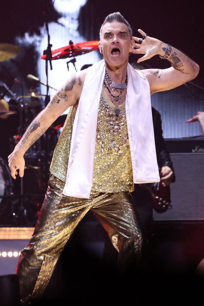 IN BEELD. Robbie Williams pakt in gouden glitteroutfit met gemak ...