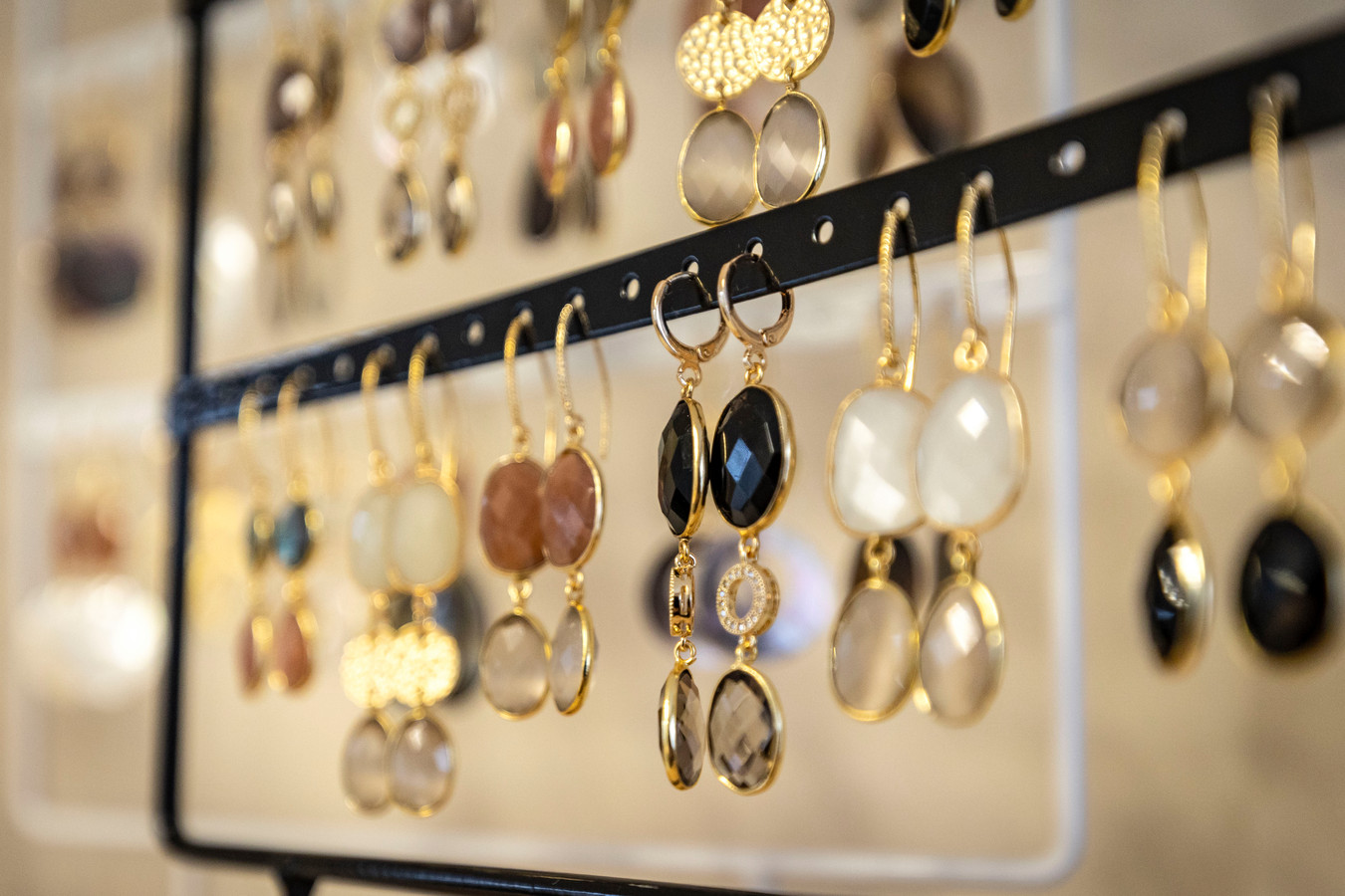 Marijke en Kirsten uit Oldenzaal hebben met sieradenmerk YMMS goud in ...