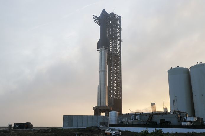 Grootste raket ooit na succesvolle lancering vergaan bij terugkeer naar ...