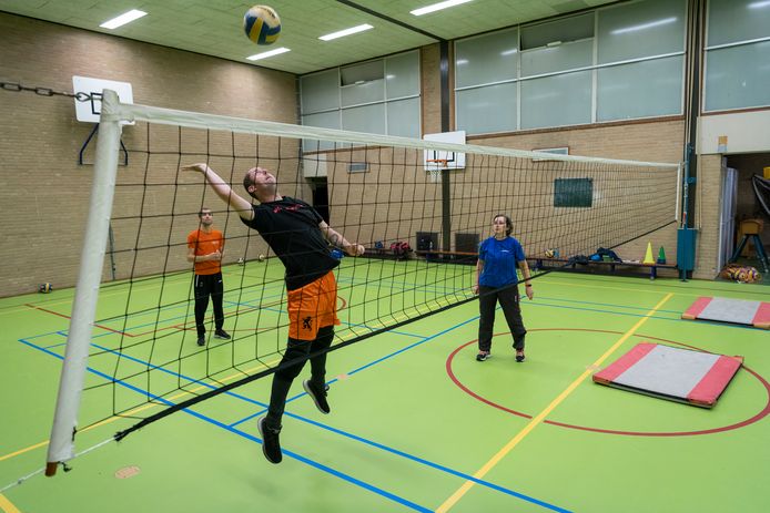 Pionier Ans en haar ‘speciale’ volleyballers van Scheldesport staan ...