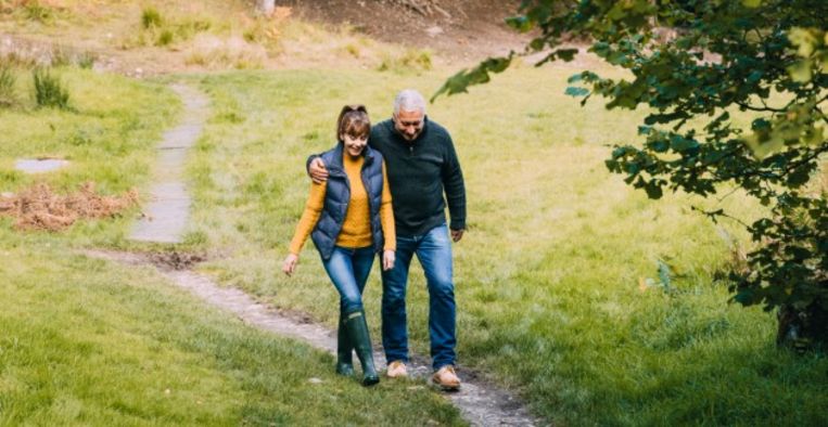 Dít is waarom samen wandelen zo goed is voor je relatie | Libelle