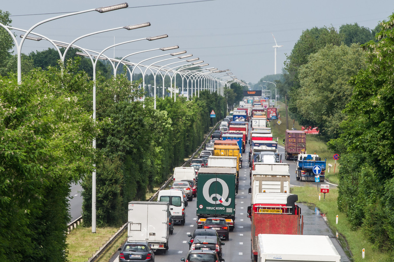 Defect voertuig op de A12 richting Antwerpen: linkerrijstrook versperd ... Defect voertuig op de A12 richting Antwerpen: linkerrijstrook versperd ...