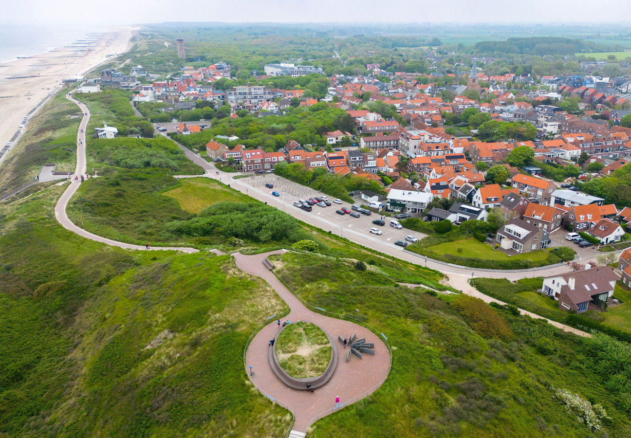 Domburger neemt tuin onder handen en verwoest eeuwenoude wal | Foto ...