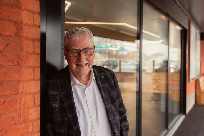 Zanger, verteller en moppentapper Jos Roofthooft (76) neemt na 60 jaar ...