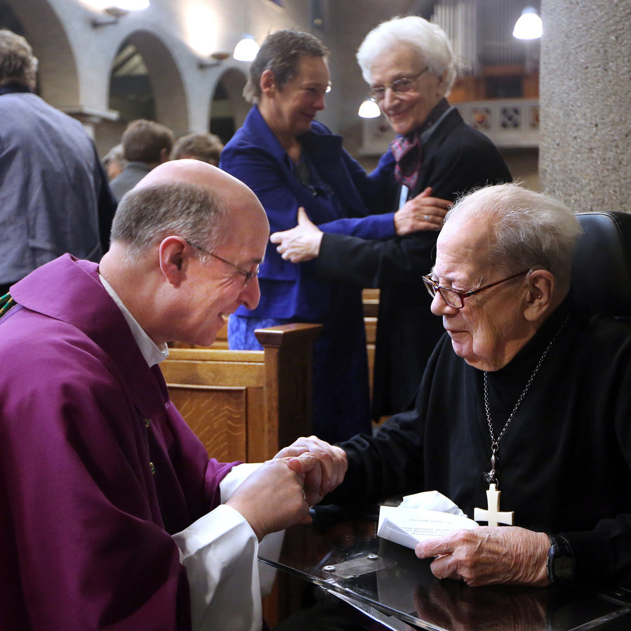 Huub Ernst is honderd: vijfde oudste bisschop ter wereld | Foto | AD.nl