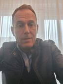 Kapper John (60) verbouwt ondanks moeilijke tijden tóch zijn zaak: ‘Het ...