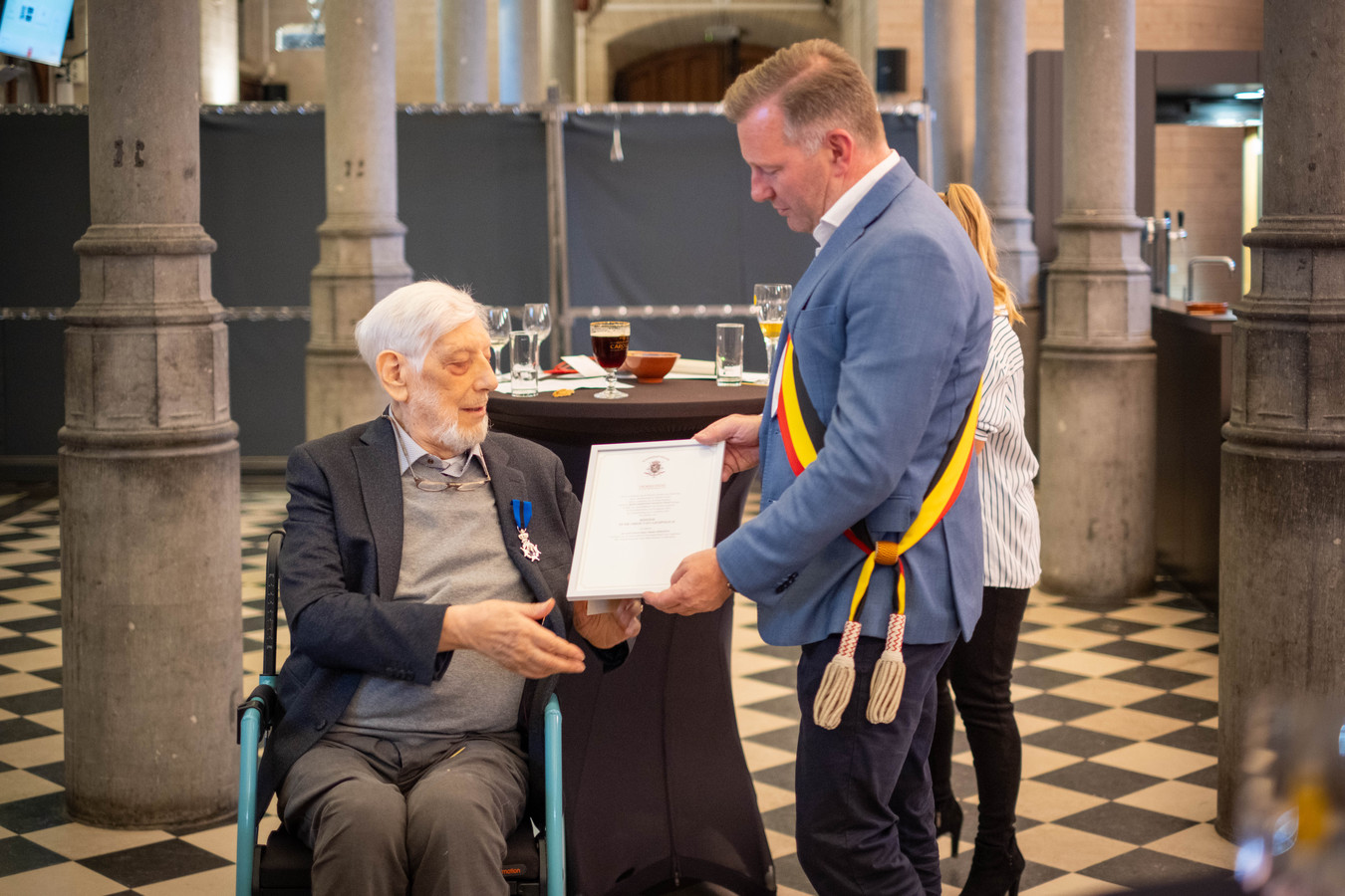 Lucien (85) krijgt koninklijk ereteken voor zijn werk als yogaleraar ...