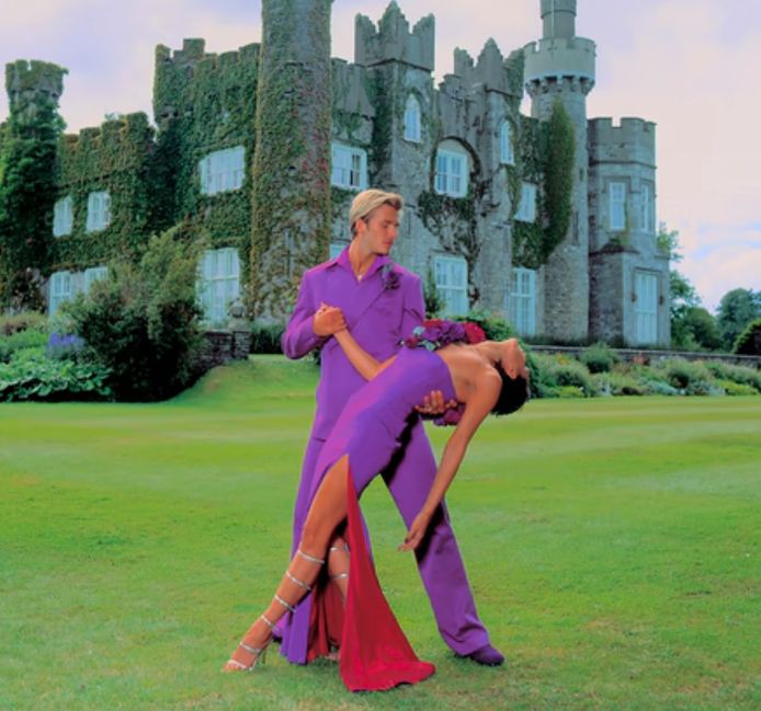 David en Victoria Beckham trekken hun iconische paarse trouwoutfits ...