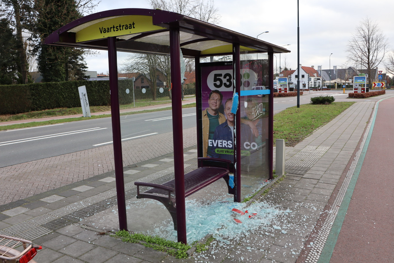 Bushokjes vernield in Kaatsheuvel en Sprang-Capelle, glas ligt in ...