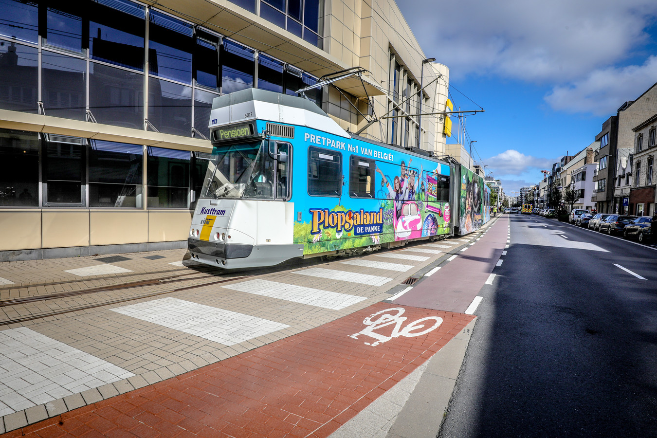 Veel mensen nemen afscheid van de oude kusttrams: “Niets dan lof voor ...
