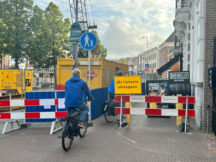 Fietsers negeren wegafsluiting en bespugen Bredase ondernemer: ‘Wachten ...